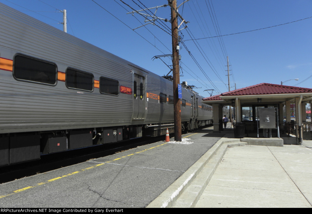 Eastbound CSS (EMU 32 in lead) at the Miller Station